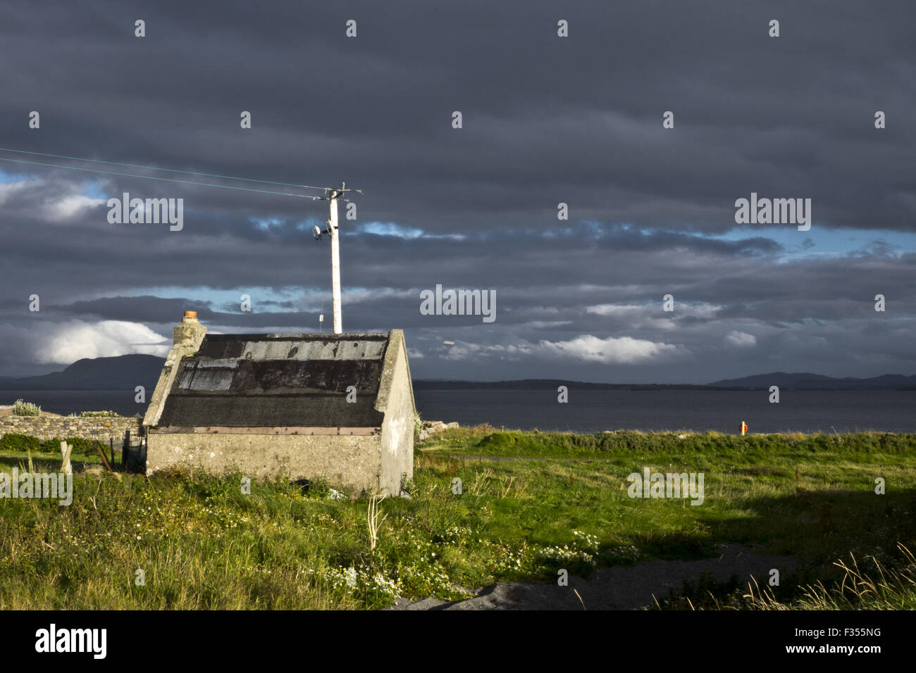 Derelict irish cottage hi-res stock photography and images - Alamy