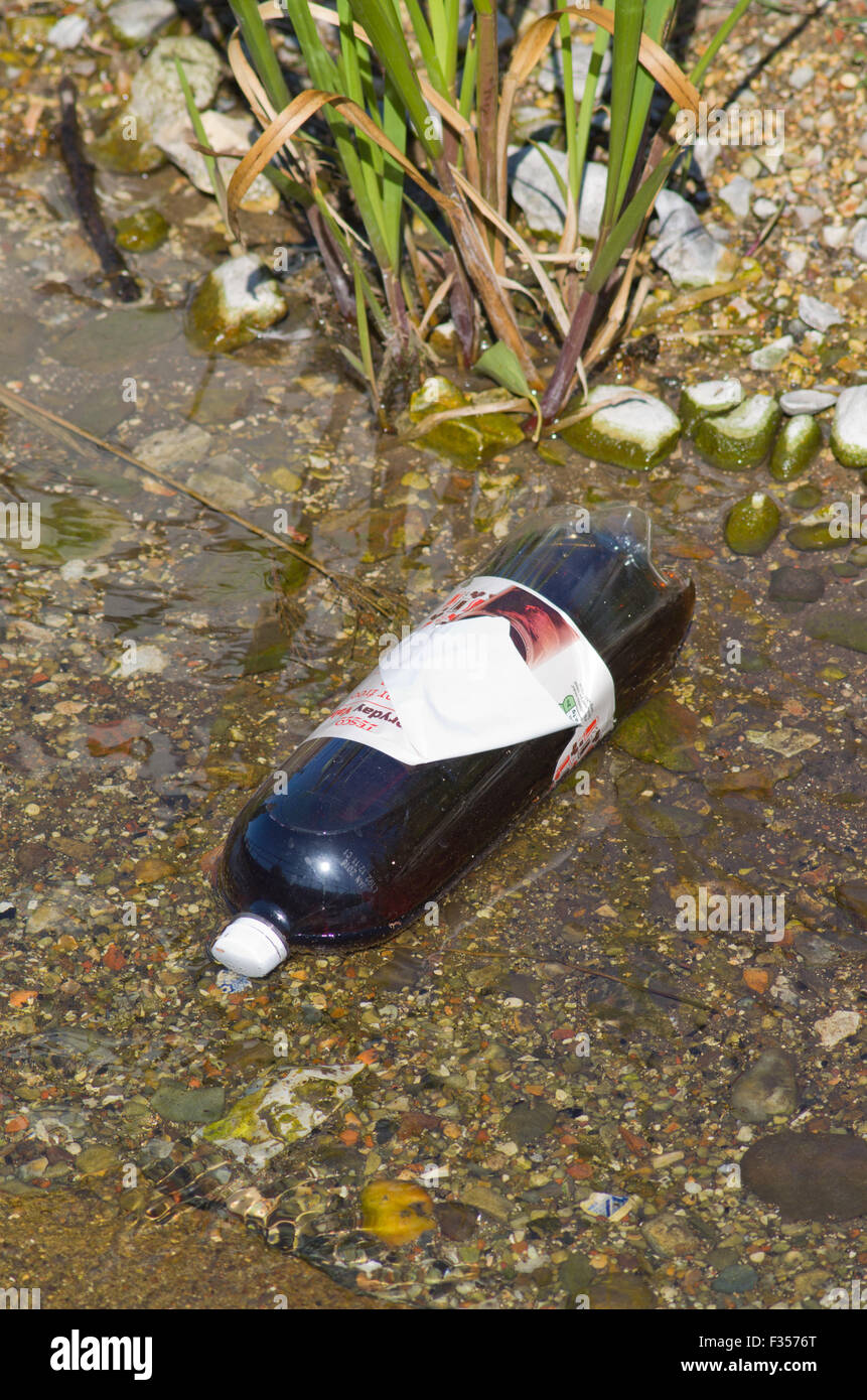 Litter thrown into stream Stock Photo - Alamy