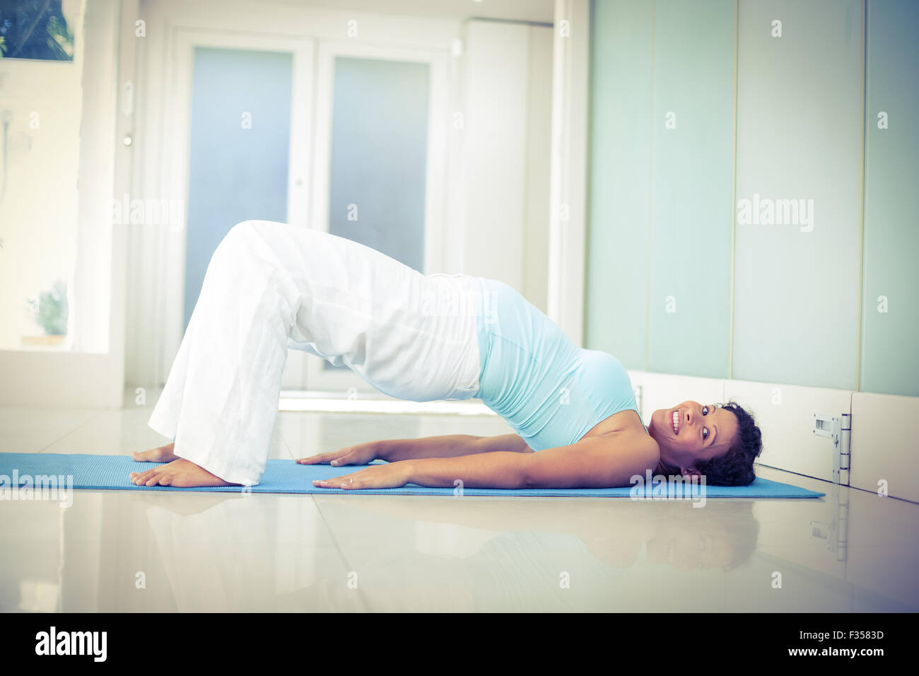 Bridge pose hi-res stock photography and images - Alamy