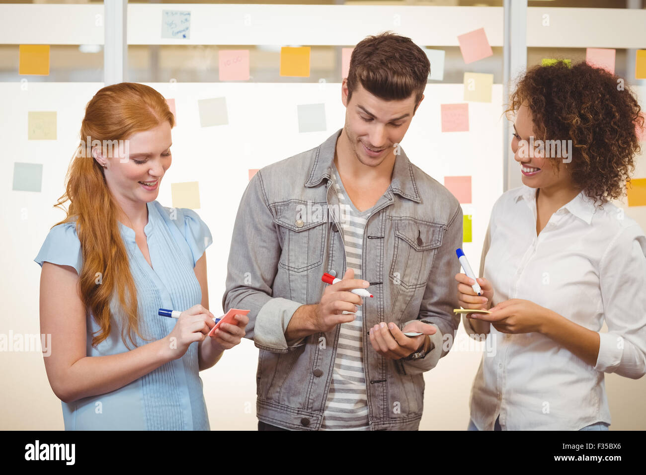 Business team writing on note hi-res stock photography and images - Alamy
