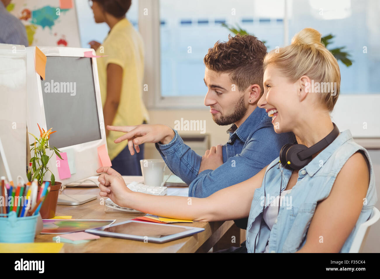 Happy people computer hi-res stock photography and images - Alamy