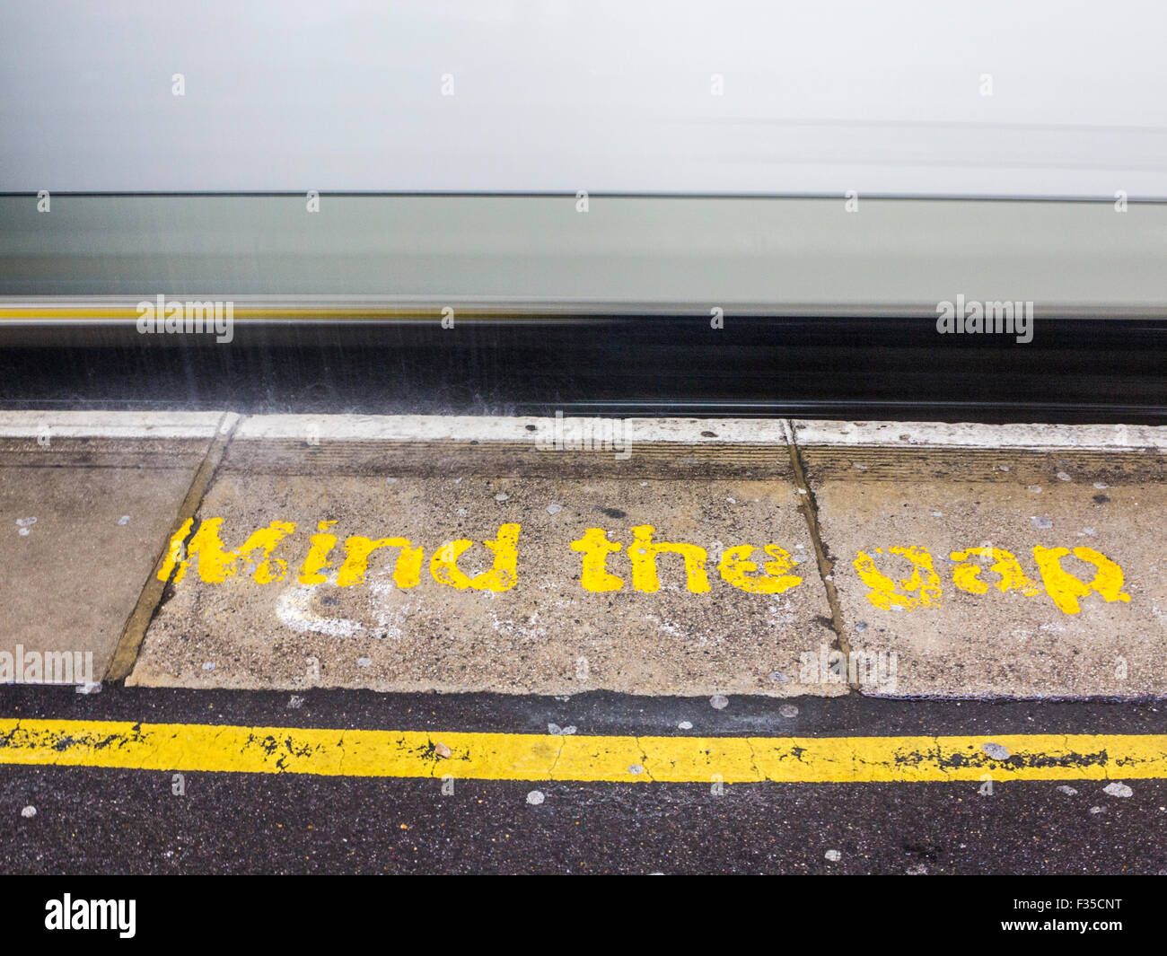 Pouring rain commute hi-res stock photography and images - Alamy