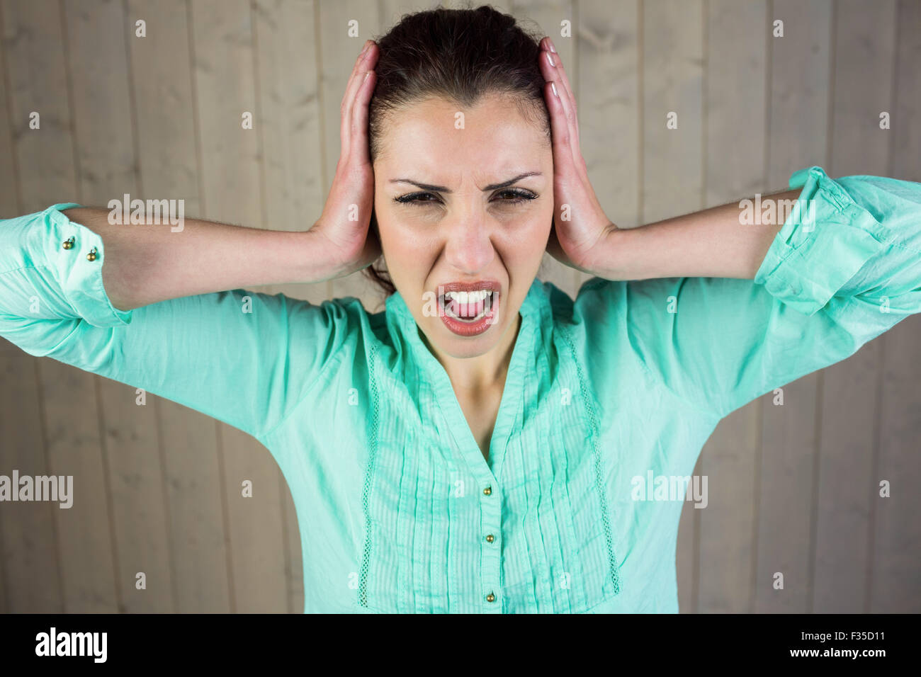 Woman screaming with head in hands Stock Photo - Alamy