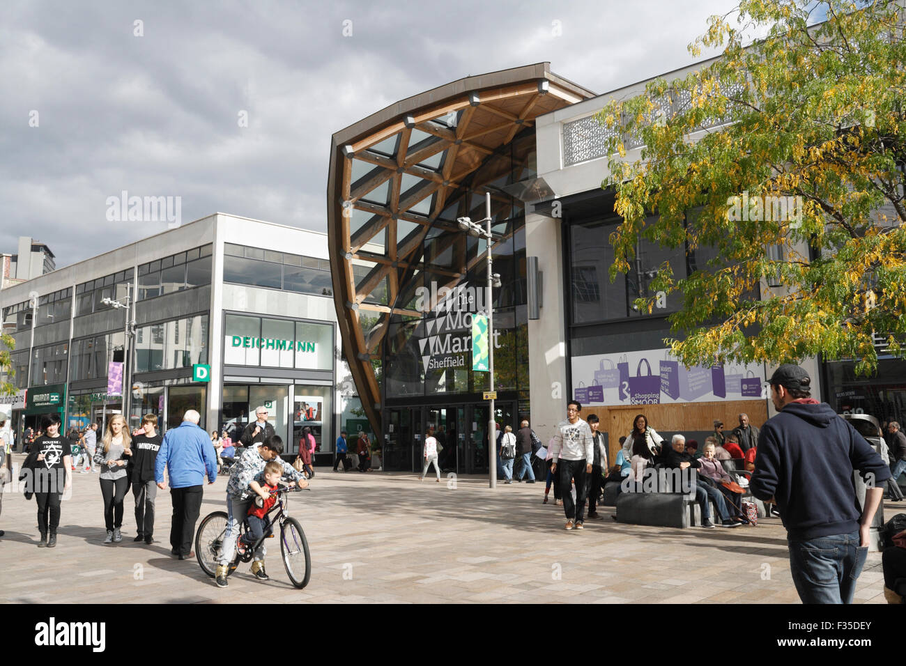 Shoppers The Moor Sheffield City Centre Stock Photo: 88016179 - Alamy