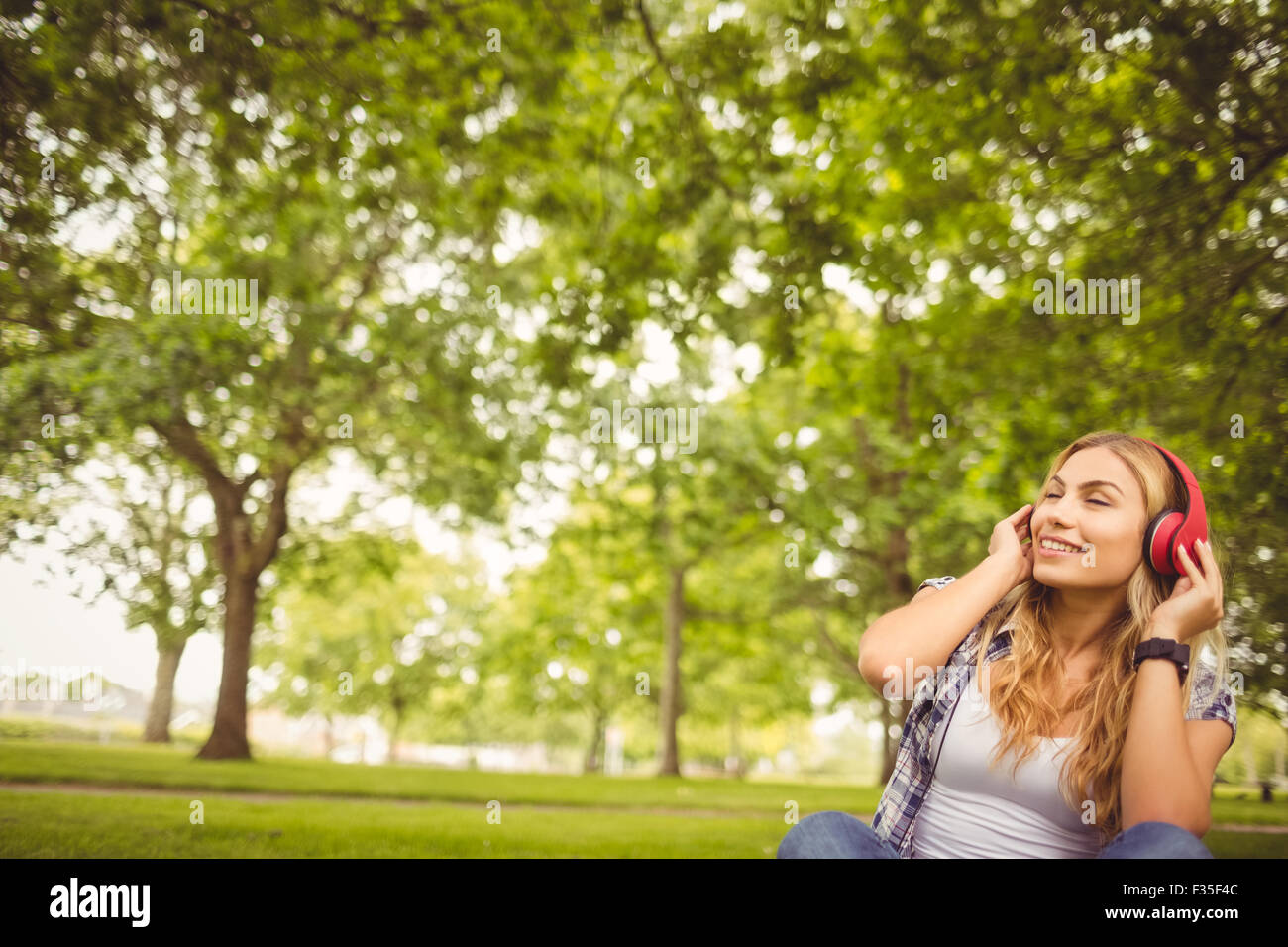 Woman enjoying music closed eyes hi-res stock photography and images ...