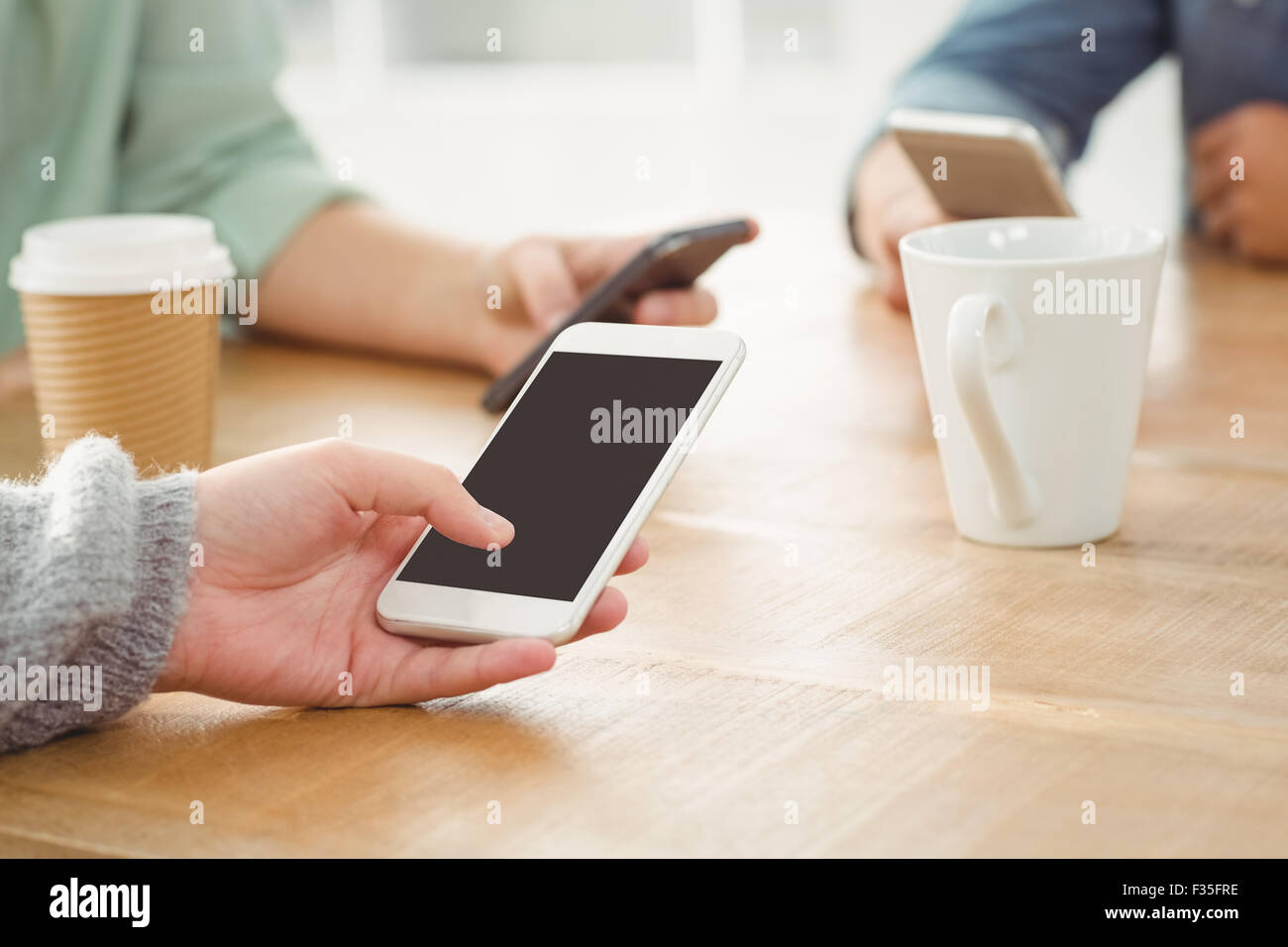 Female hands mobile phones hi-res stock photography and images - Alamy