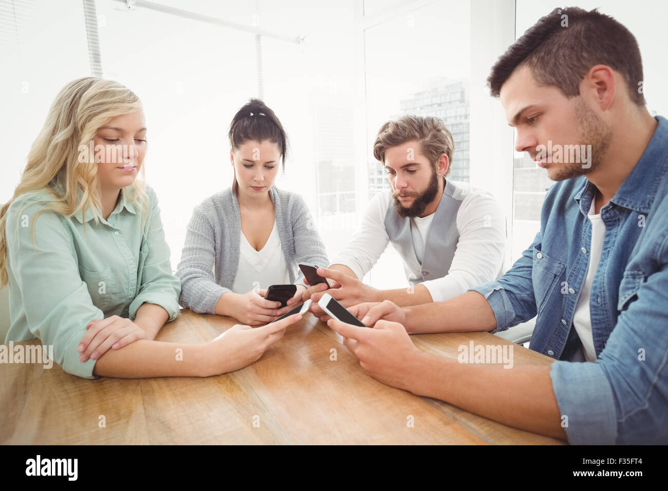 People using smartphones hi-res stock photography and images - Alamy
