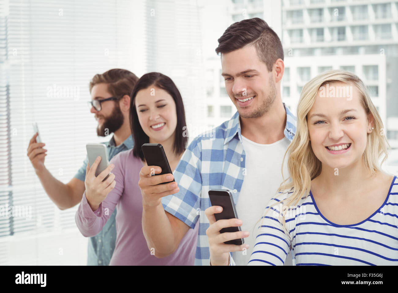 People using smartphones hi-res stock photography and images - Alamy