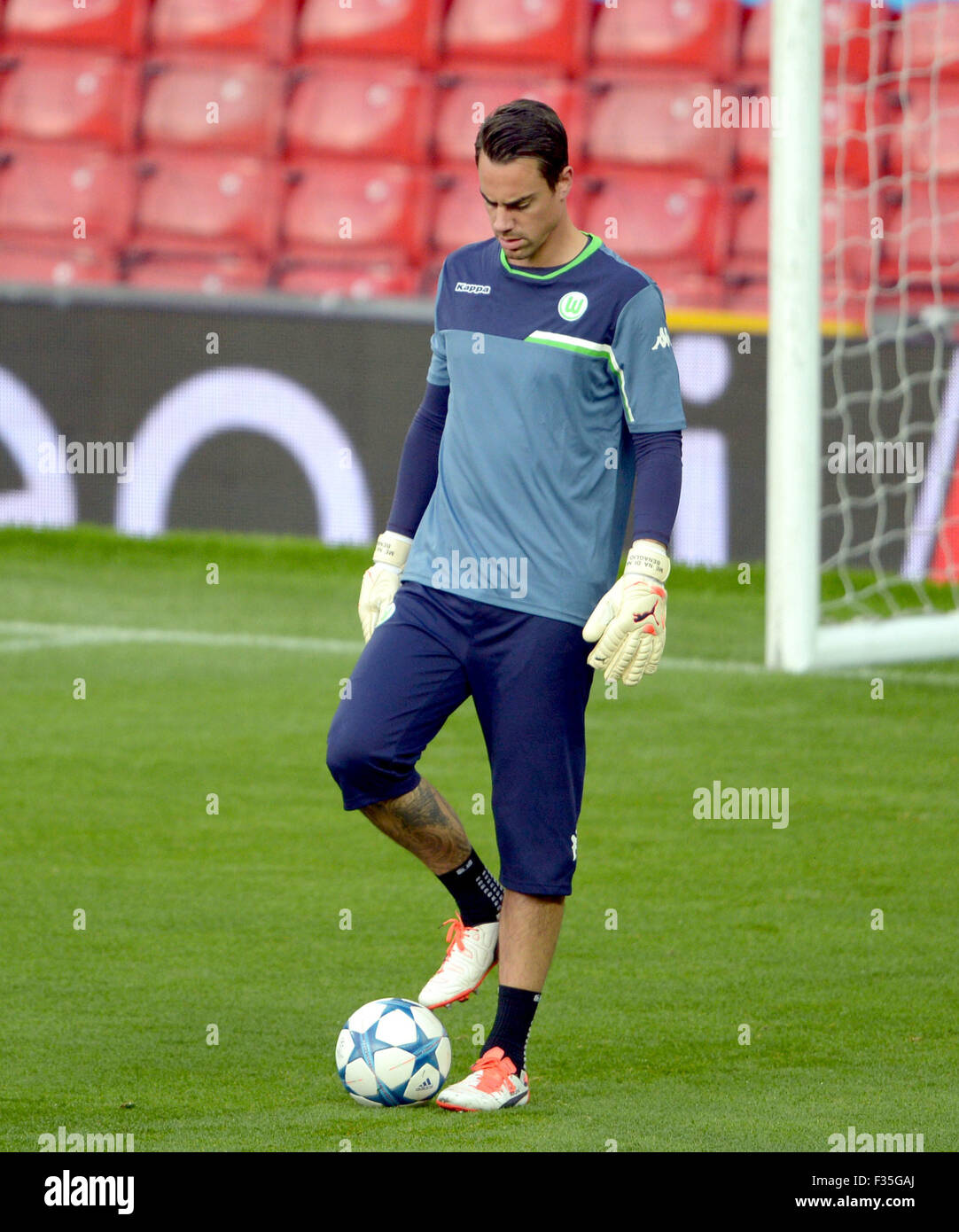 Manchester, Great Britain. 29th Sep, 2015. Wolfsburg?s goalkeeper Diego ...