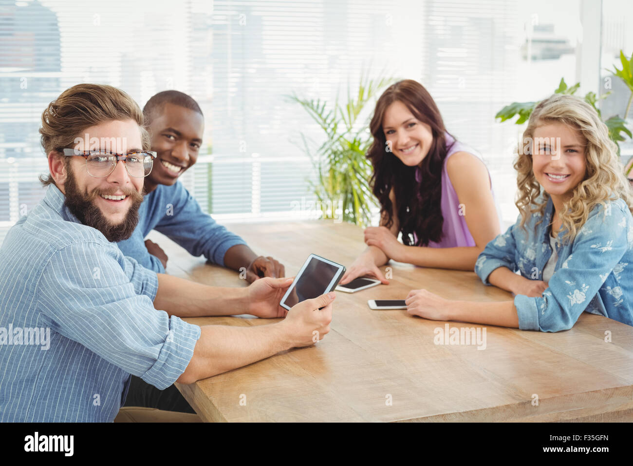 Professionals using technology hi-res stock photography and images - Alamy