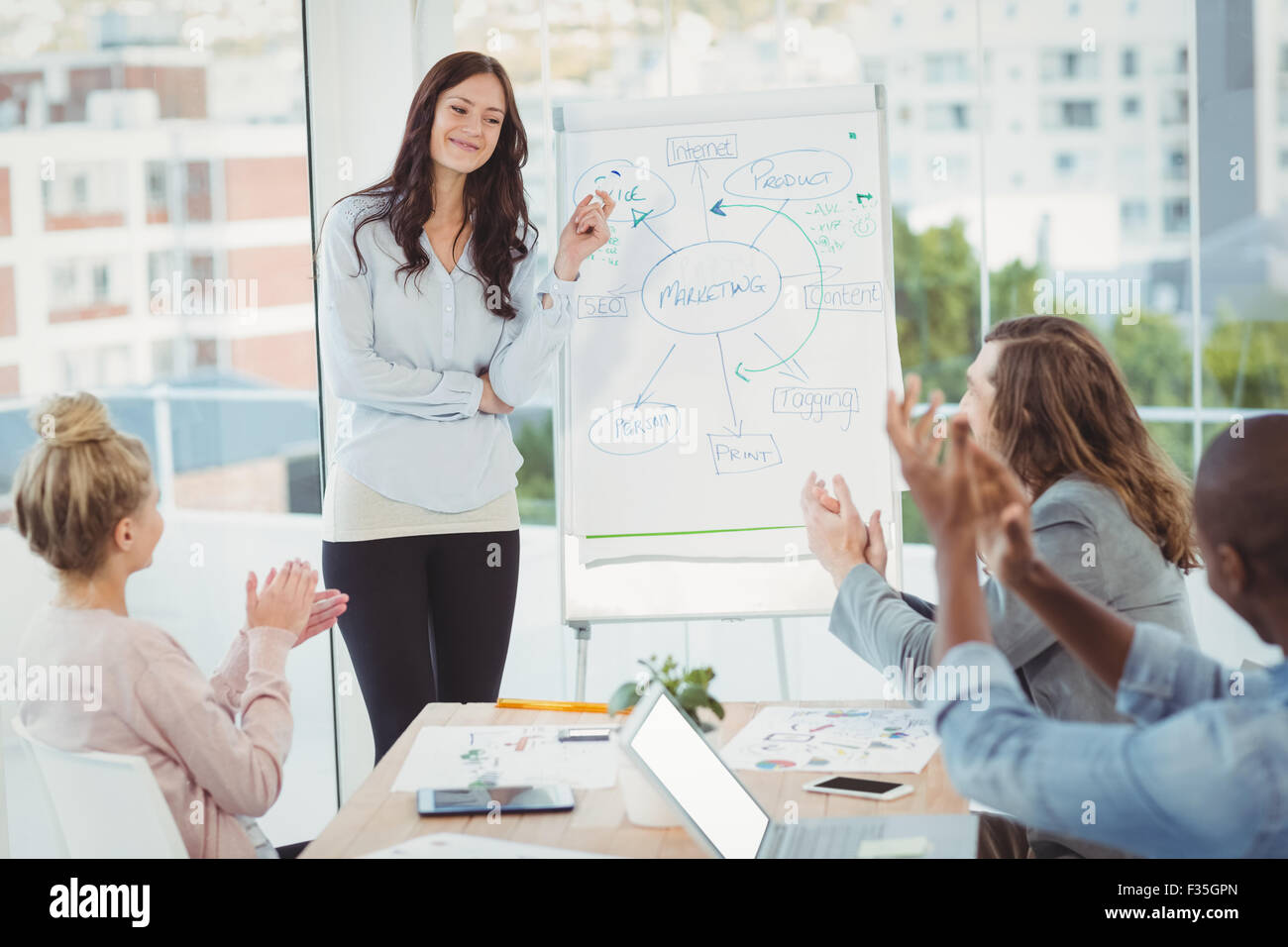 Black woman clapping hi-res stock photography and images - Alamy