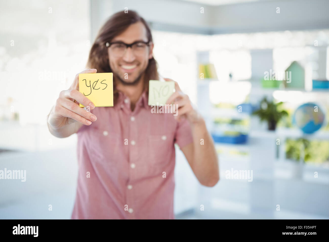 Hipster holding adhesive note with yes sign Stock Photo - Alamy