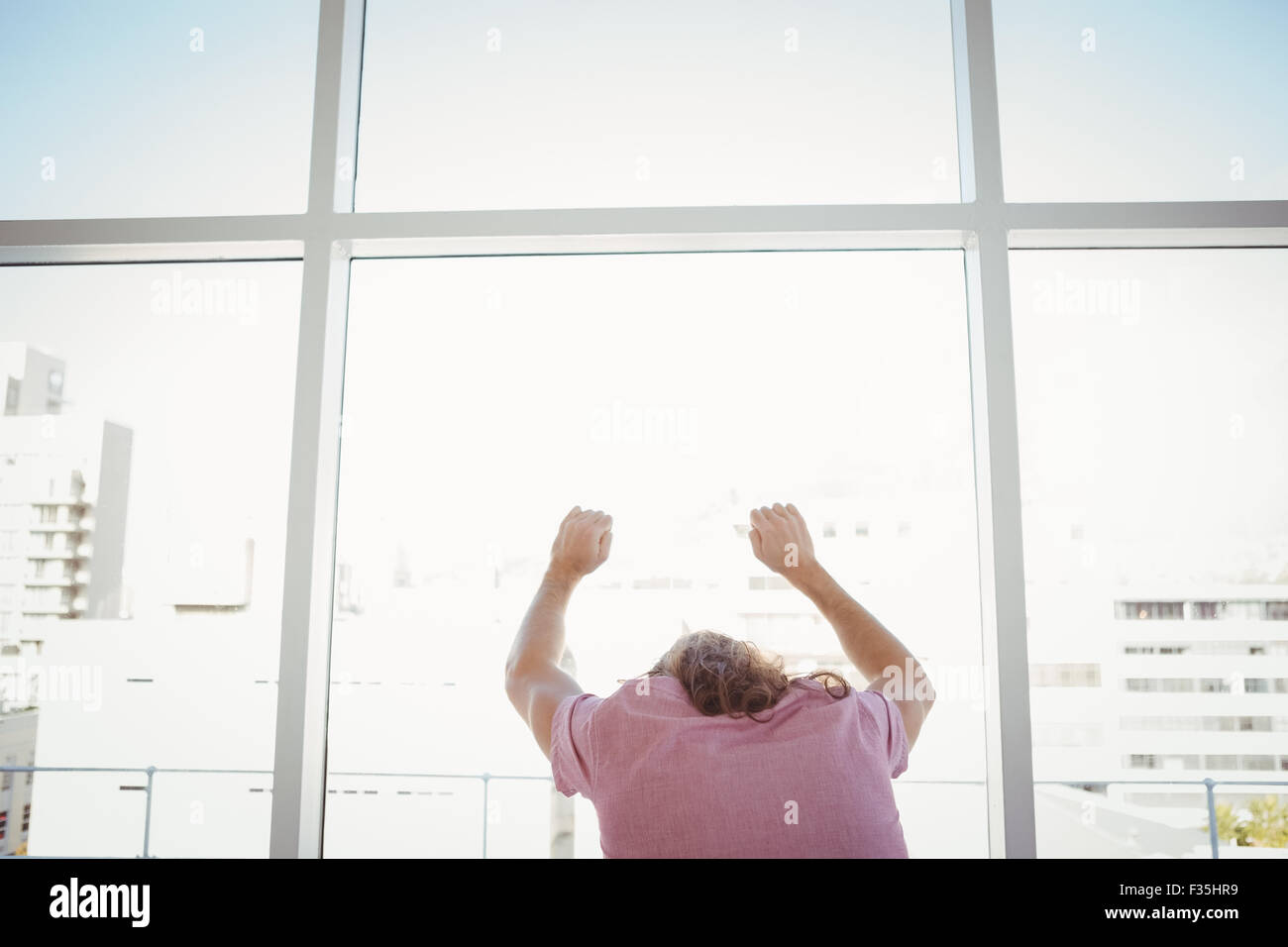 Man leaning against glass window hi-res stock photography and images ...