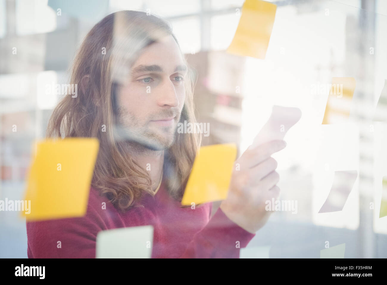 Holding sticky note hi-res stock photography and images - Alamy
