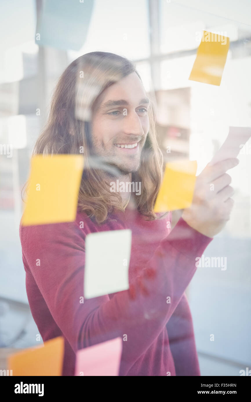 Holding sticky note hi-res stock photography and images - Alamy