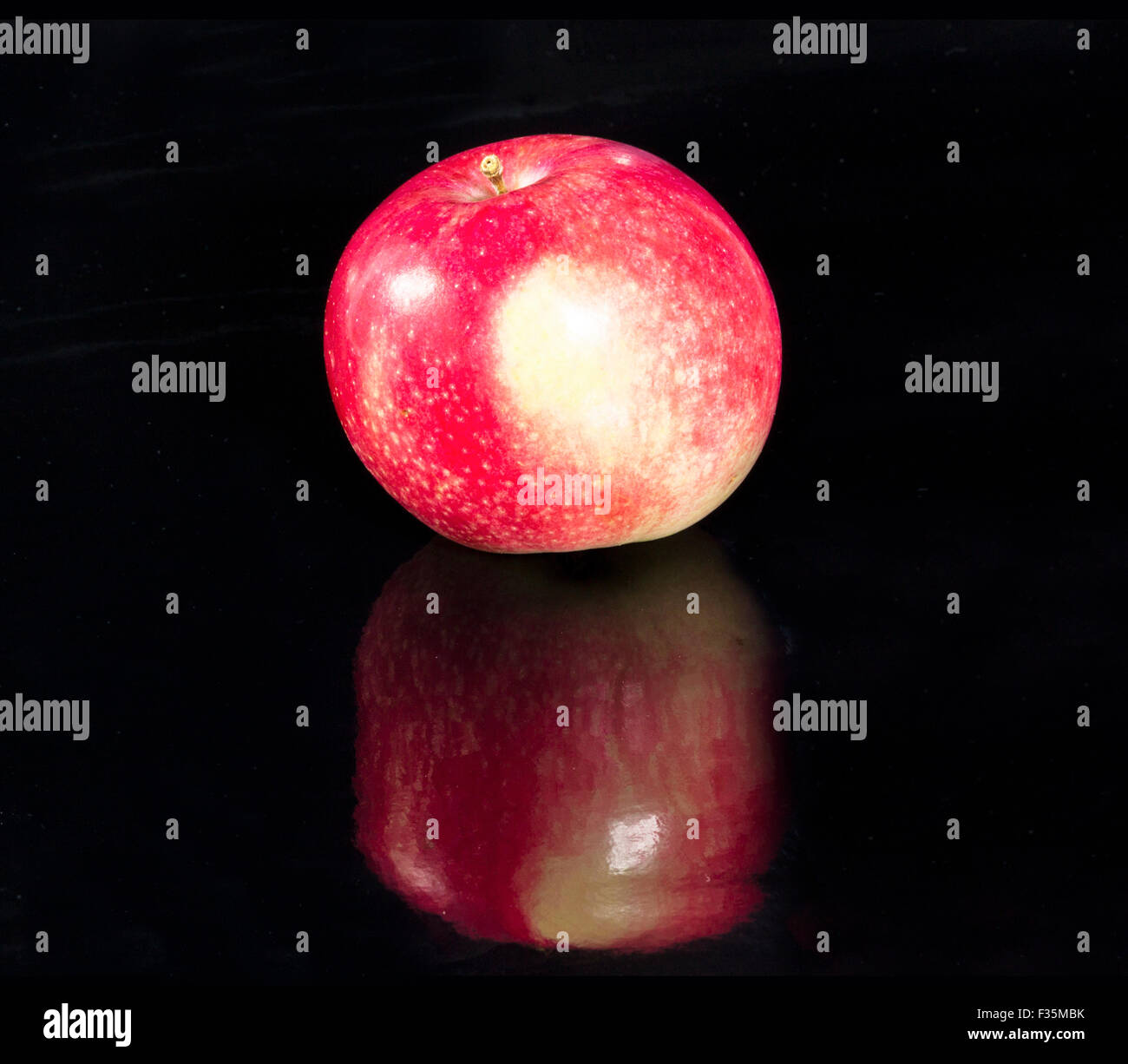 single red apple isolated on a black background Stock Photo - Alamy
