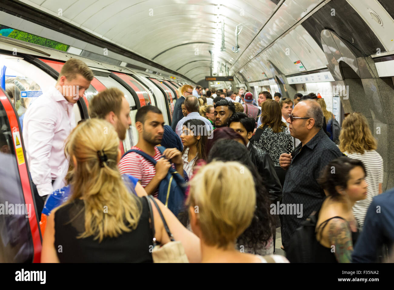 Rush Hour at Bank Station on the London Underground Stock Photo - Alamy
