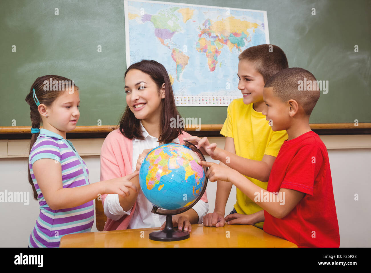 Child pointing a map hi-res stock photography and images - Alamy