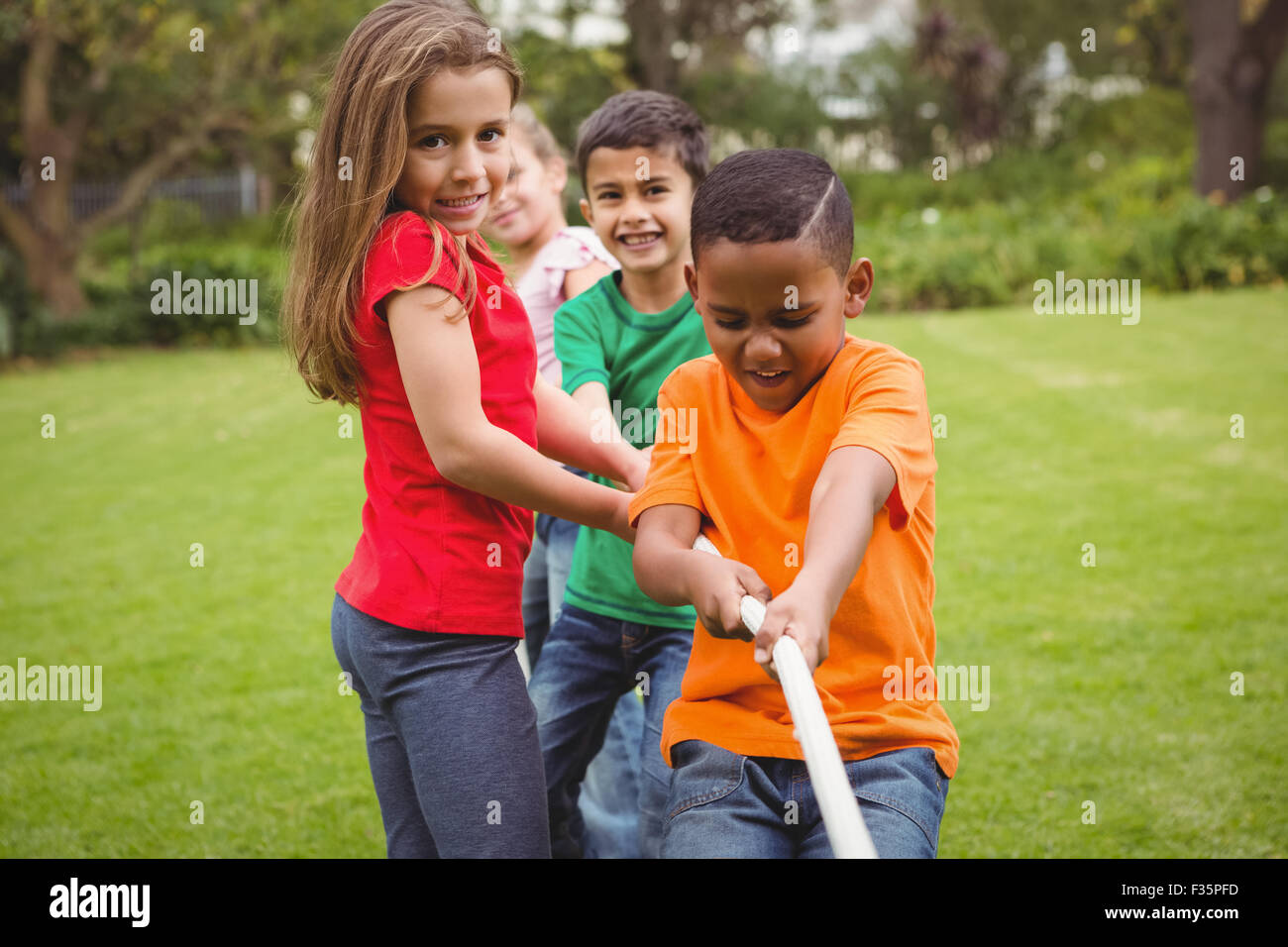 Kids pulling a large rope Stock Photo - Alamy