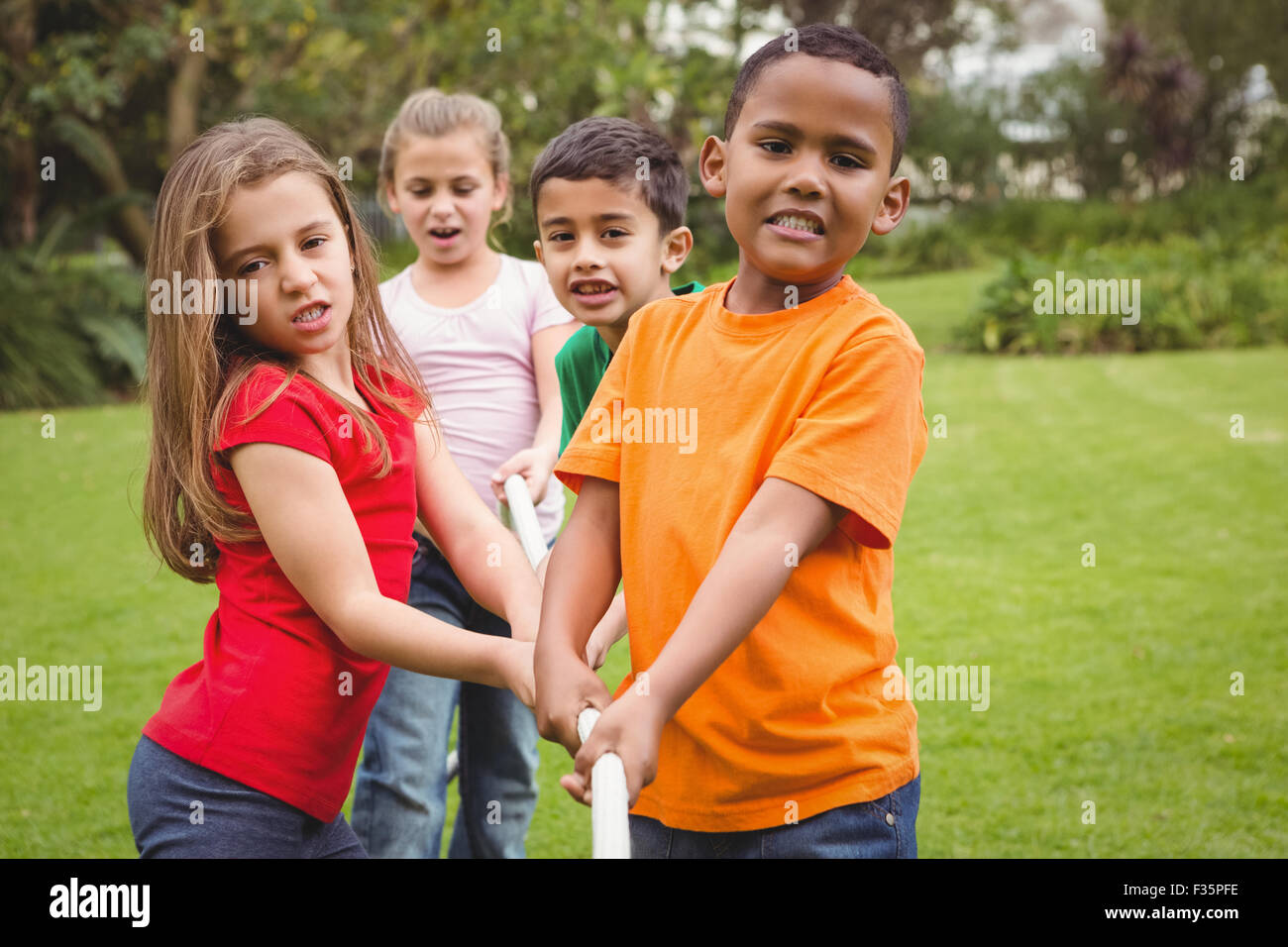 Kids pulling a large rope Stock Photo - Alamy