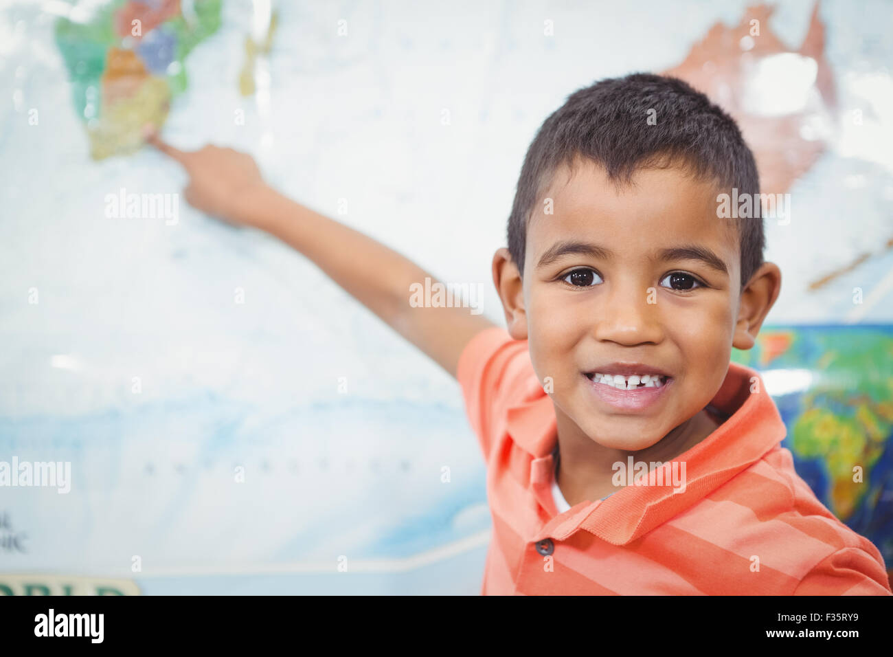 Child pointing a map hi-res stock photography and images - Alamy