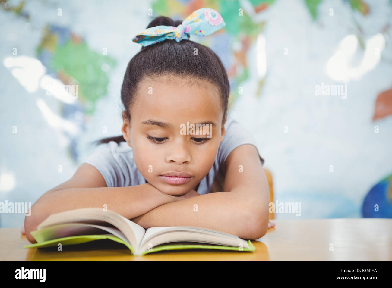 Child reading a map hi-res stock photography and images - Alamy