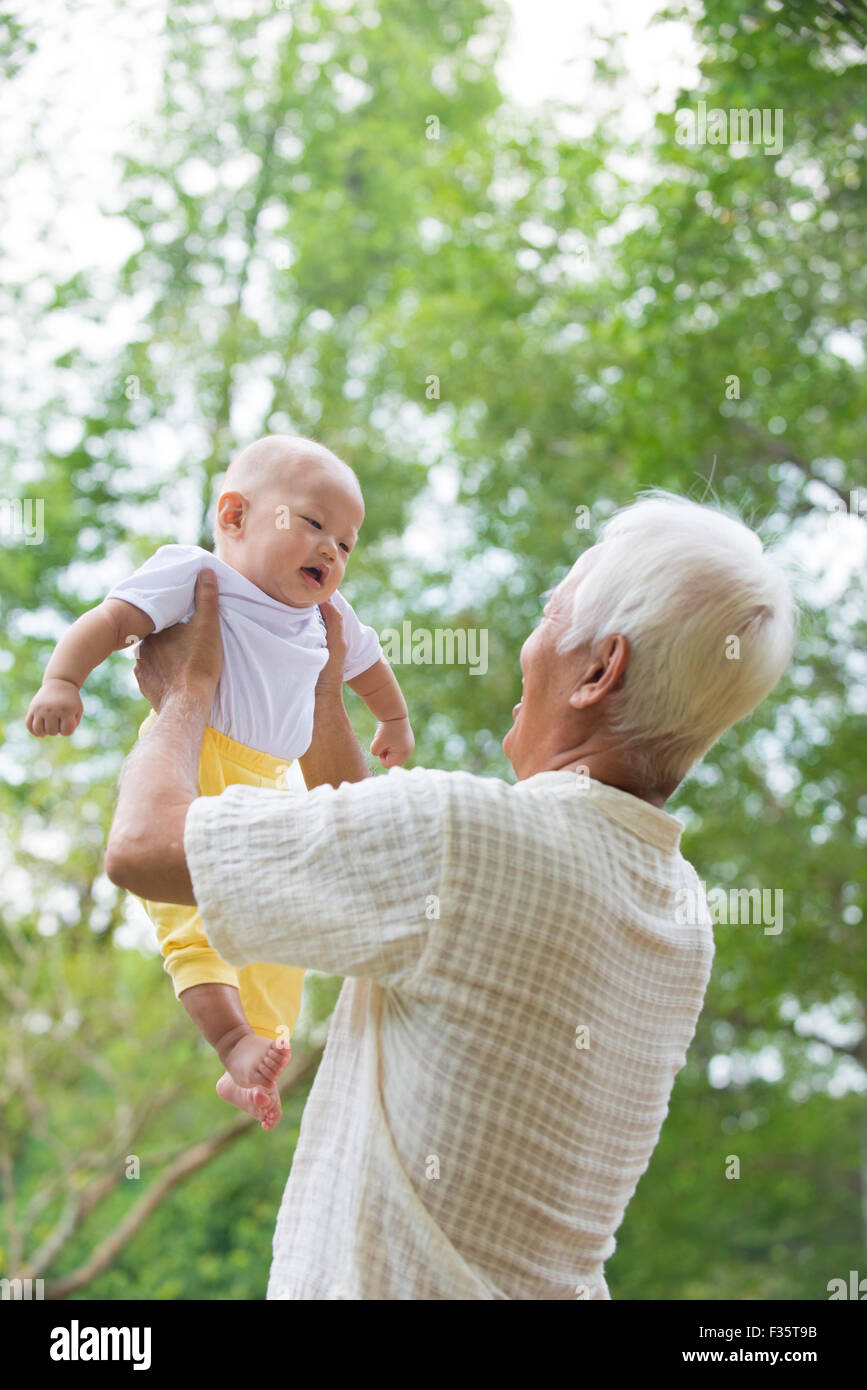 Chinese grandpa with family hi-res stock photography and images - Alamy