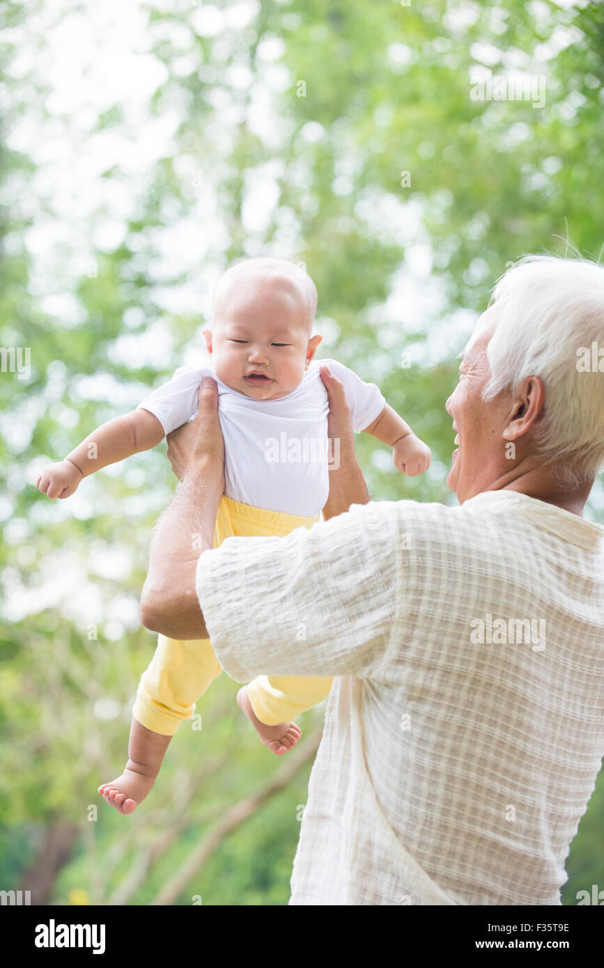 Chinese grandpa hi-res stock photography and images - Alamy