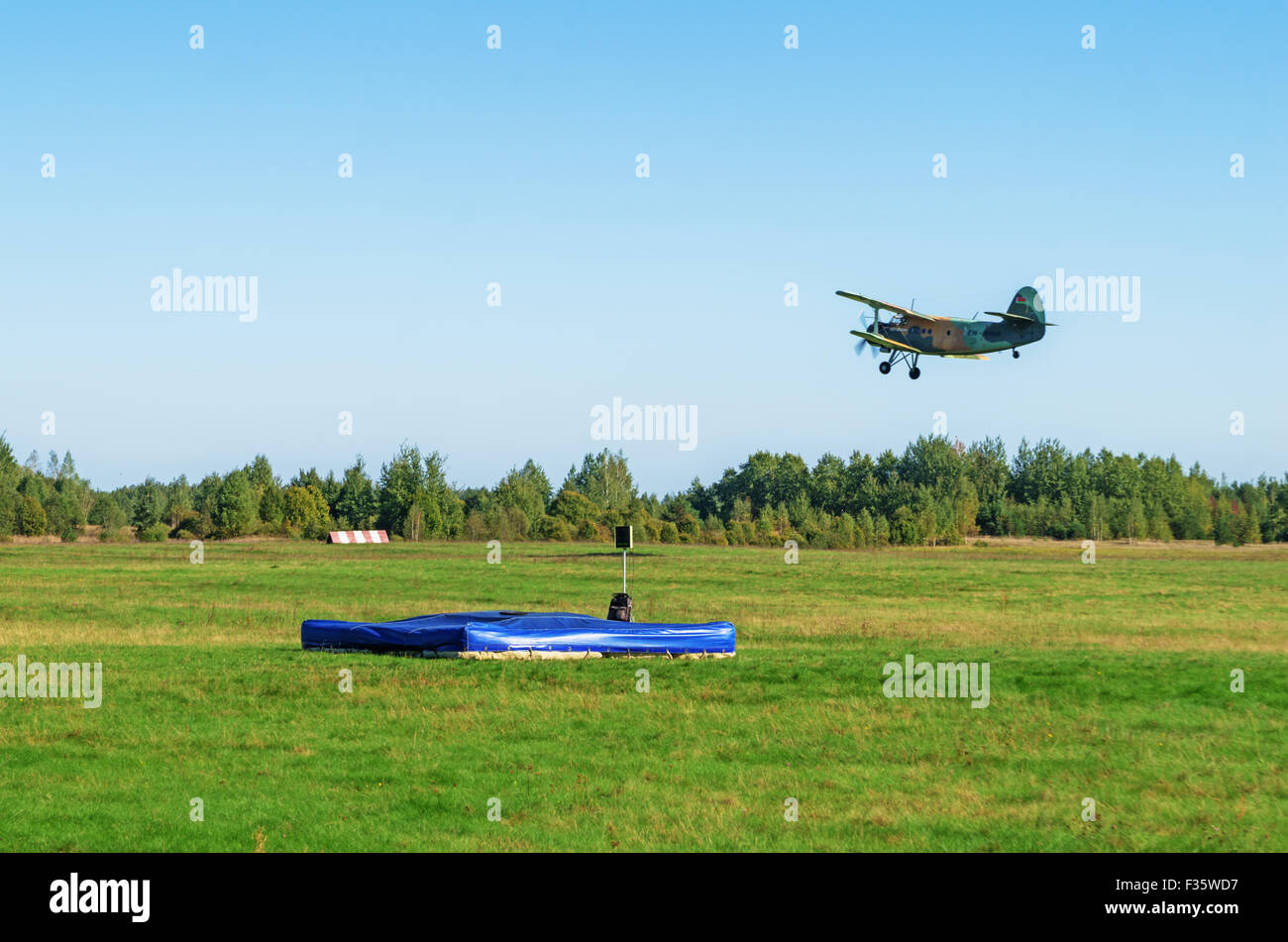 Diving biplane hi-res stock photography and images - Alamy