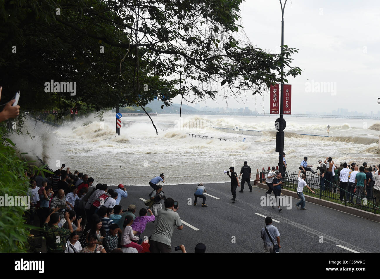 Highest waves hi-res stock photography and images - Alamy
