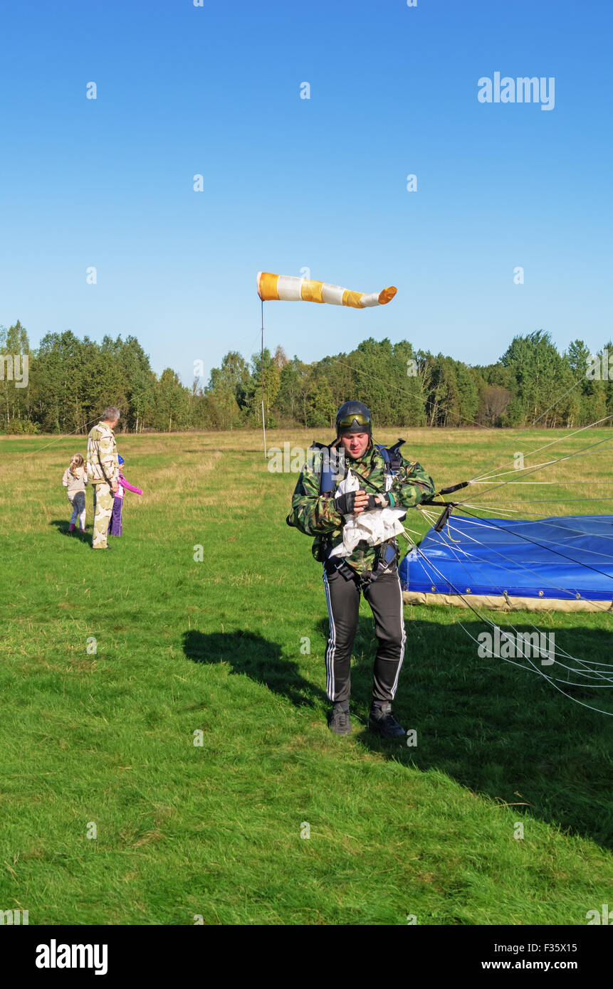 Parachutists - 2014. Landing Stock Photo - Alamy