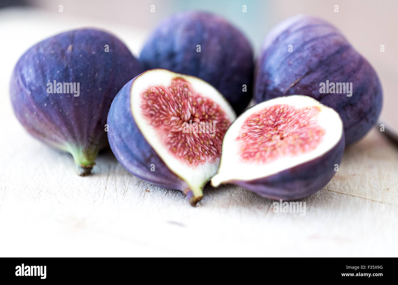 Figs on chopping board Stock Photo - Alamy