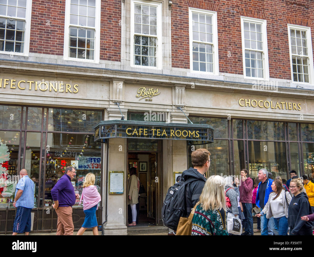 People queuing outside a restaurant hi-res stock photography and images ...