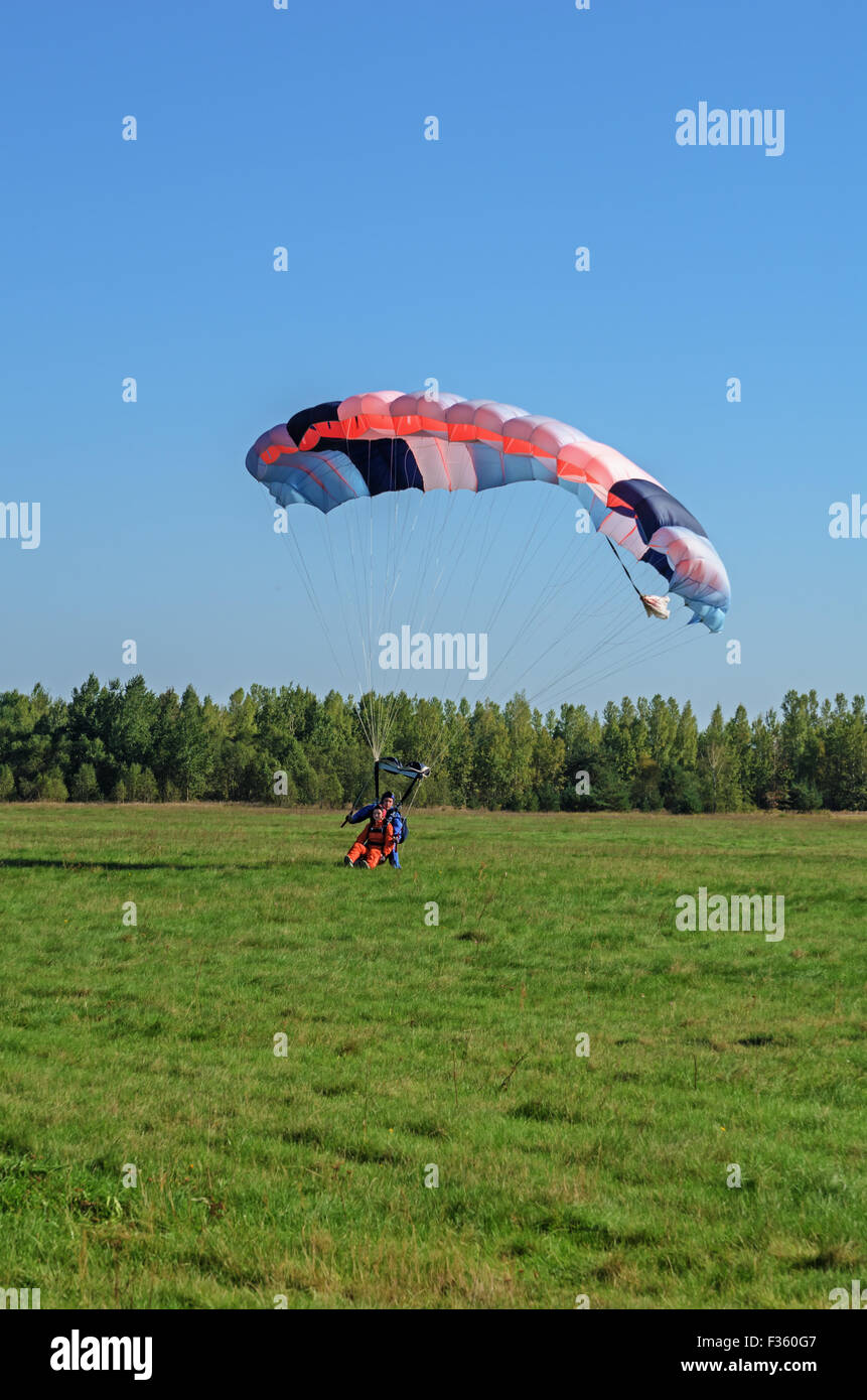 Parachutists - 2014. Tandem parachute landing Stock Photo - Alamy