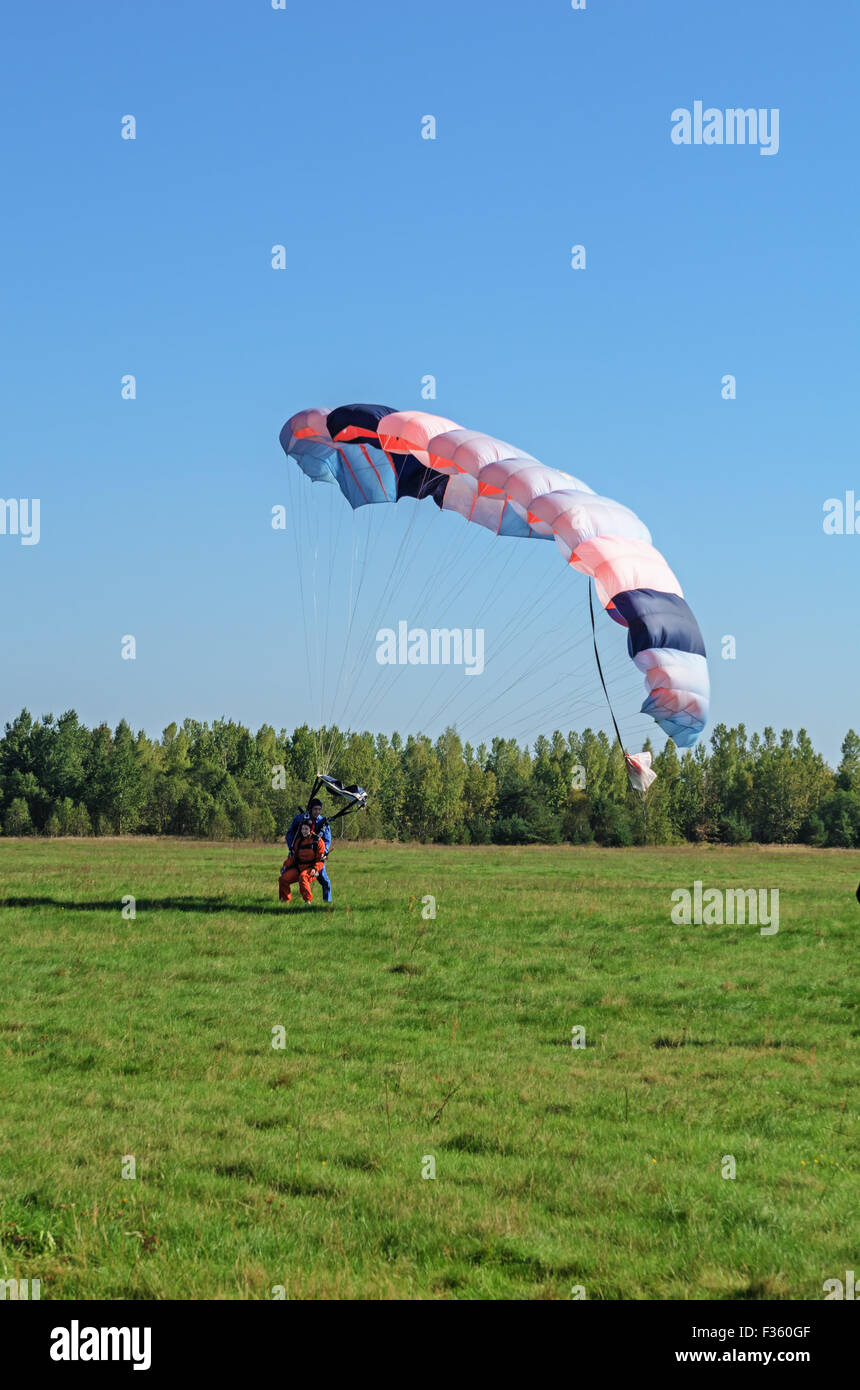 Parachutists - 2014. Tandem parachute landing Stock Photo - Alamy