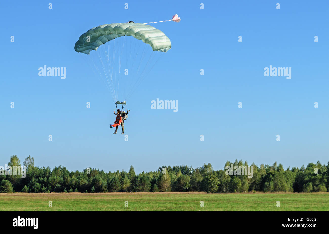 Parachutists - 2014. Tandem parachute landing Stock Photo - Alamy
