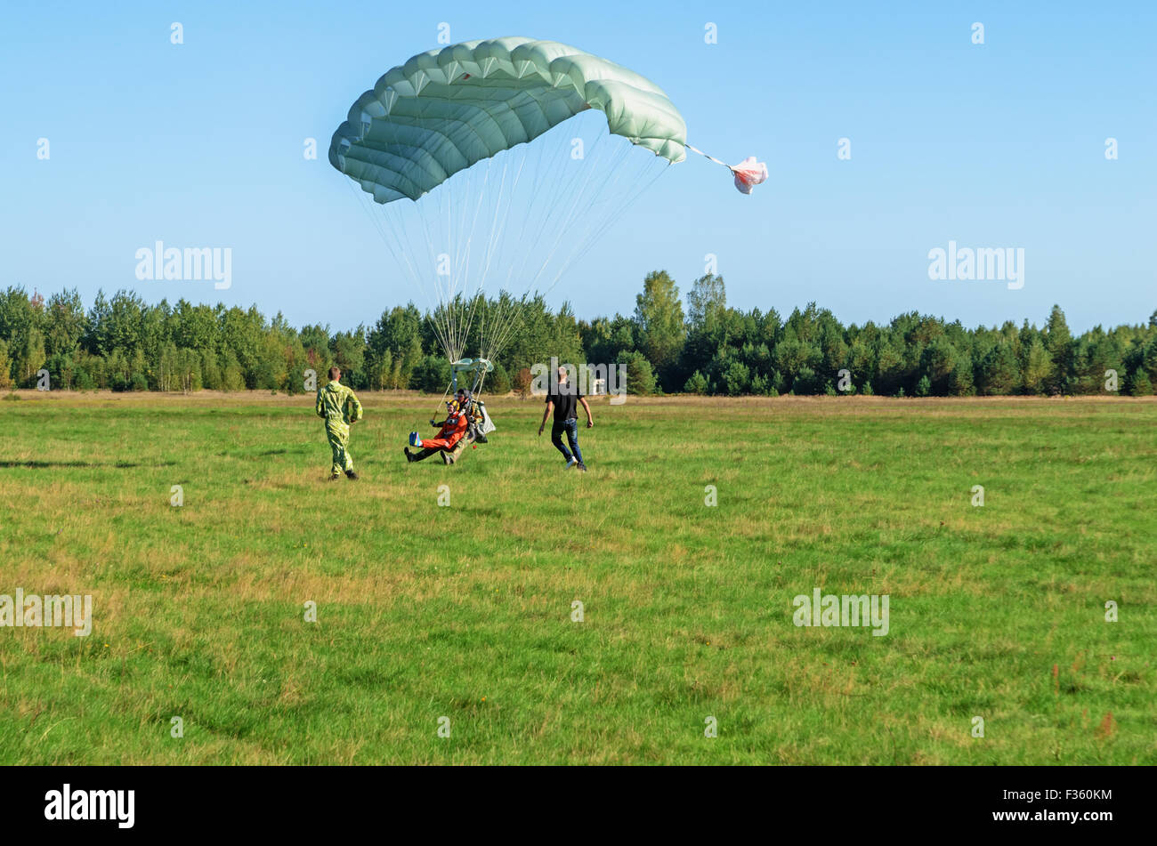 Parachutists - 2014. Tandem parachute landing Stock Photo - Alamy