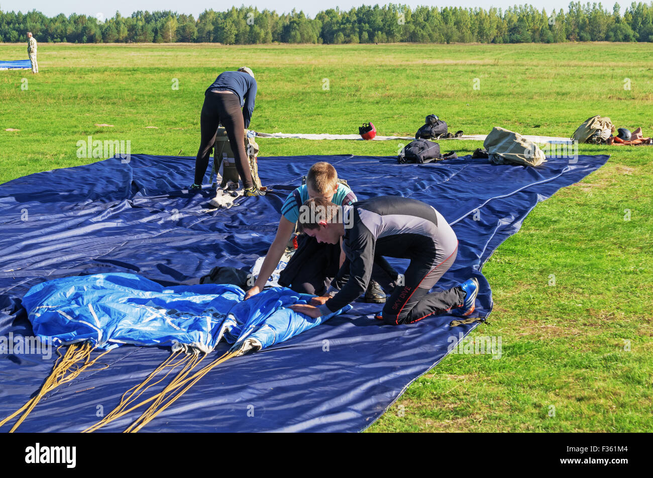 Parachutists - 2014. Packing of parachutes Stock Photo - Alamy