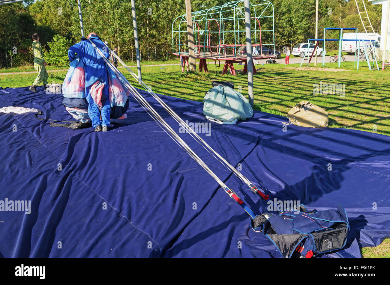 Parachutists - 2014. Packing of parachutes Stock Photo - Alamy