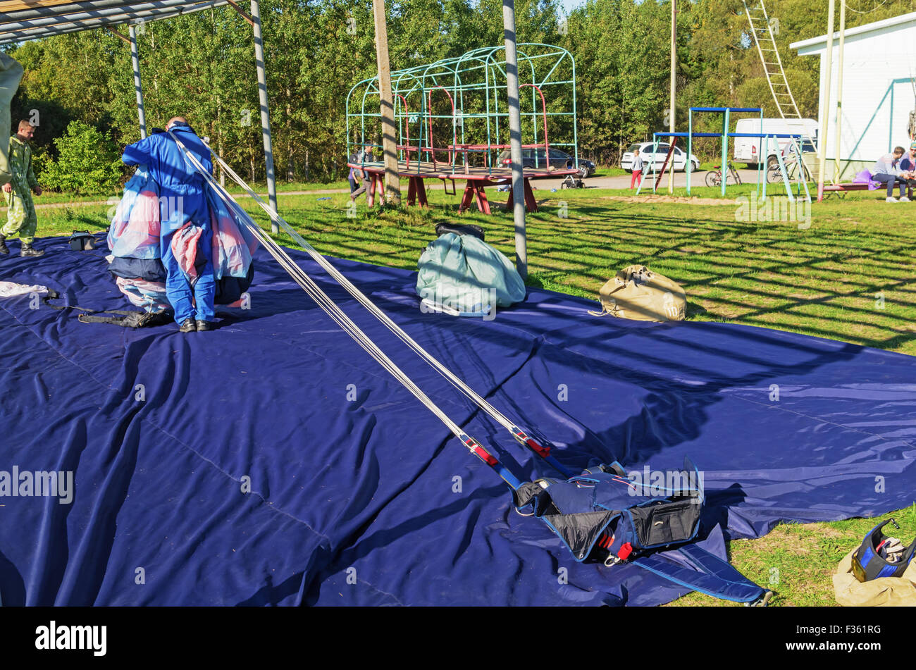 Silk parachutes hi-res stock photography and images - Alamy