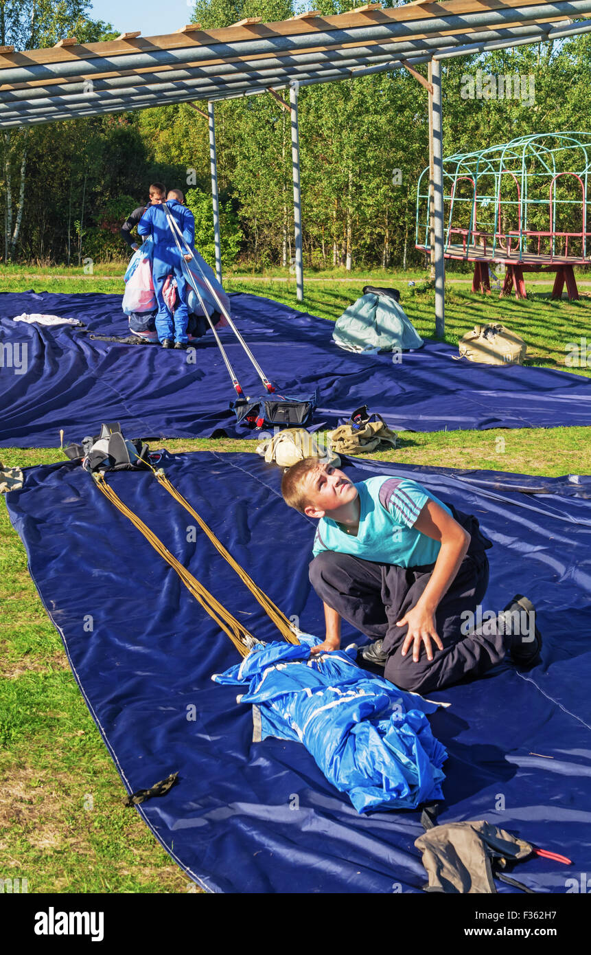 Parachutists - 2014. Packing of parachutes Stock Photo - Alamy