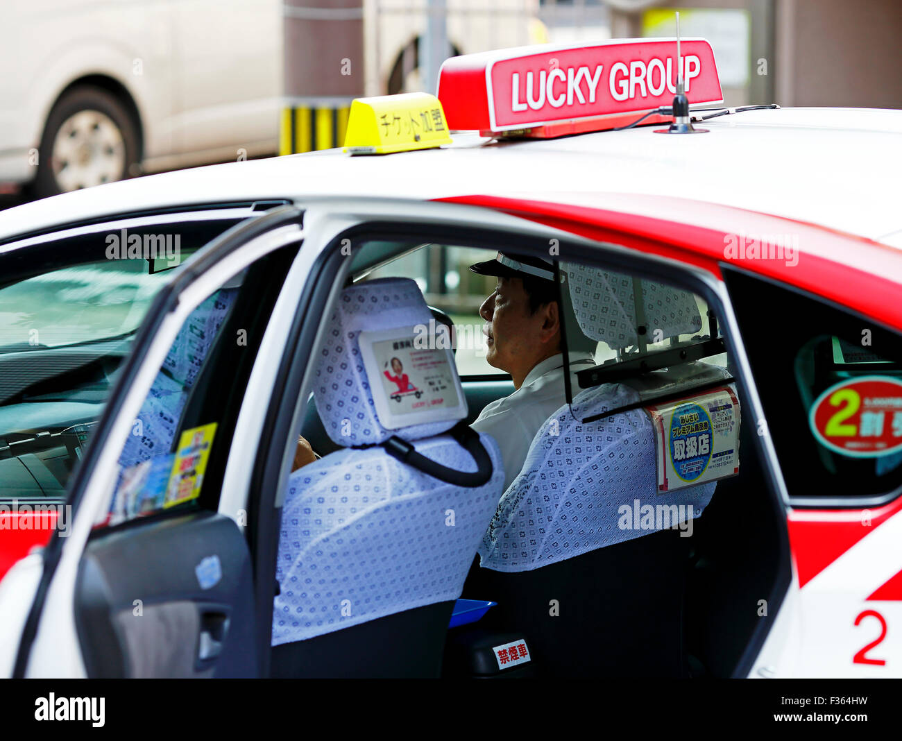 Open taxi door hi-res stock photography and images - Alamy