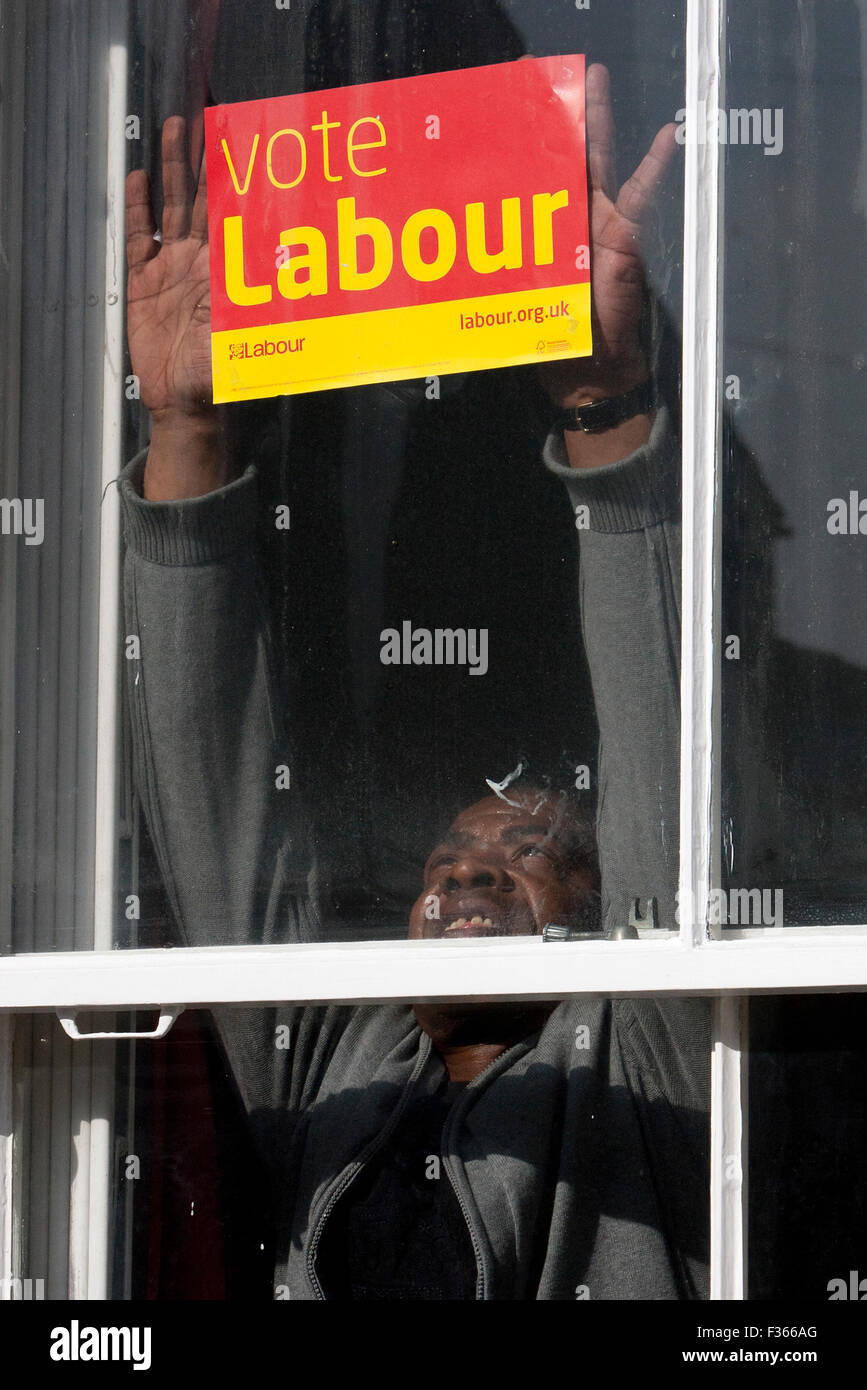 Vote labour sign hi-res stock photography and images - Alamy