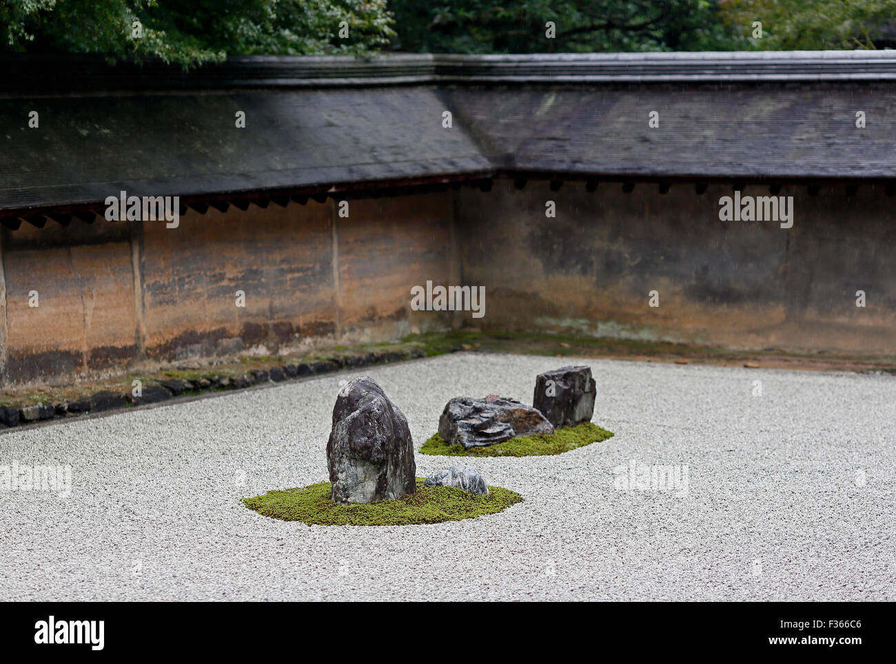 Ryoanji buddhist zen temple hi-res stock photography and images - Alamy