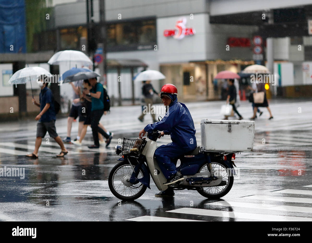Wet tokyo street hi-res stock photography and images - Alamy