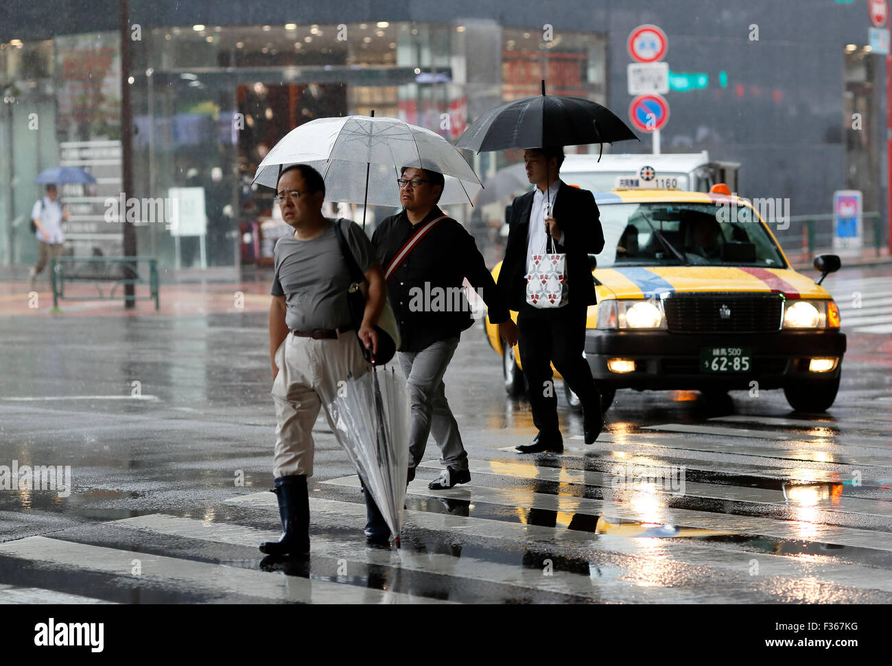 Wet tokyo street hi-res stock photography and images - Alamy