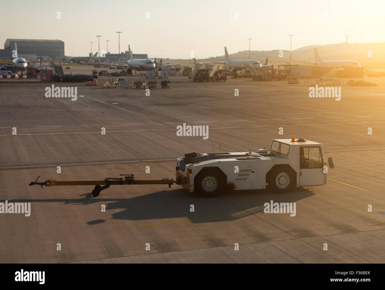 Pushback vehicle hi-res stock photography and images - Alamy