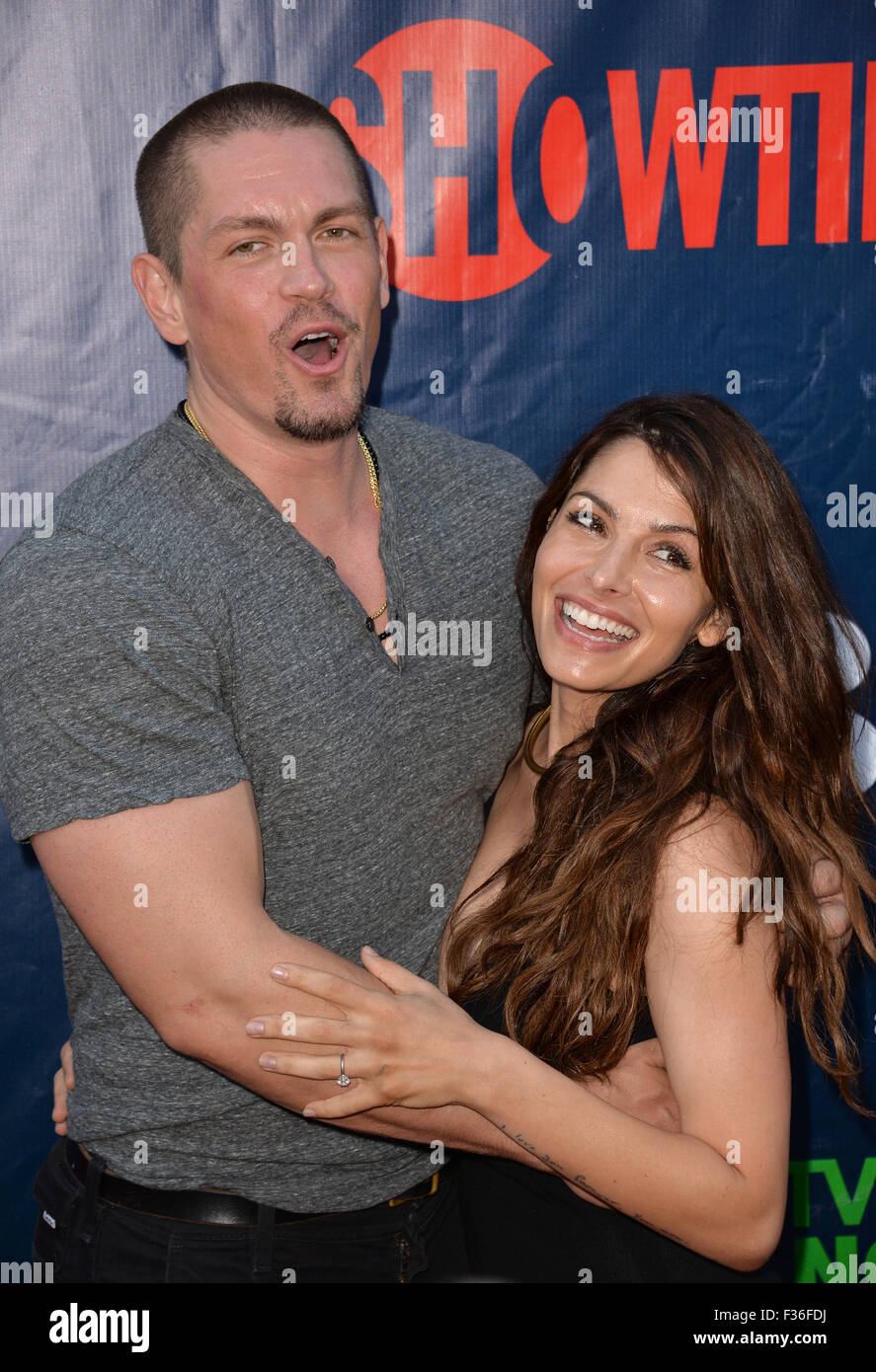 Steve howey sarah shahi hi-res stock photography and images - Alamy