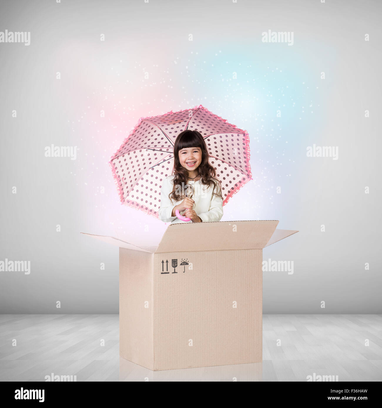 Beautiful little girl inside a cardboard box Stock Photo - Alamy