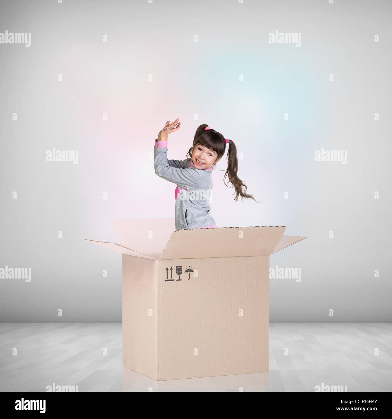 Beautiful little girl inside a cardboard box Stock Photo - Alamy